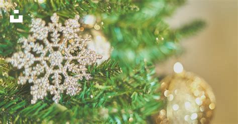 눈송이와 값싼 물건 장식이 있는 녹색 크리스마스 트리 사진 Unsplash의 무료 나무 이미지