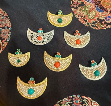 Мөнгөн Монголын уламжлалт гар урлалын үнэт эдлэл болох “Саран зүү” Саран зүүний Бэлгэдэл