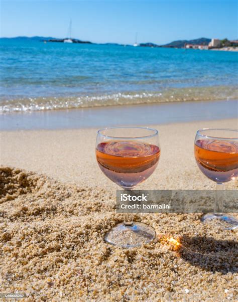프랑스 프로방스 프로방스 인근의 백사장 해변과 푸른 지중해의 현지 장미 와인 2잔 0명에 대한 스톡 사진 및 기타 이미지 0명 라마뛰엘 레스토랑 Istock