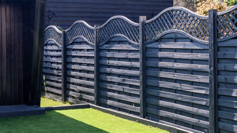 How To Use A Fence Topper For Extra Backyard Privacy