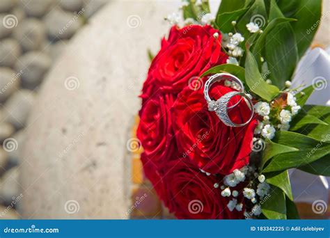 Un Ramo De Rosas Para Una Boda Suena Novia Y Novio En Un Ramo De Boda