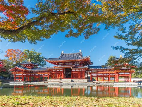 Templo De Byodoin Y Arce Rojo Con Reflejo En El Agua Kyoto Japón