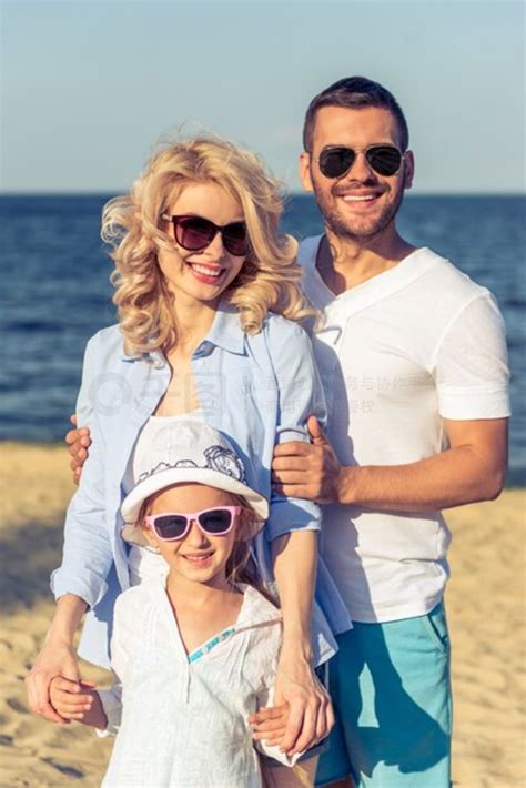 父母免抠元素 年轻的父母和女儿看着镜头微笑 素材免费下载 626像素 格式 编号68562983 千图网