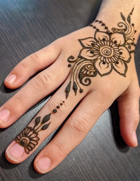 Simple Hand Henna Tattoos