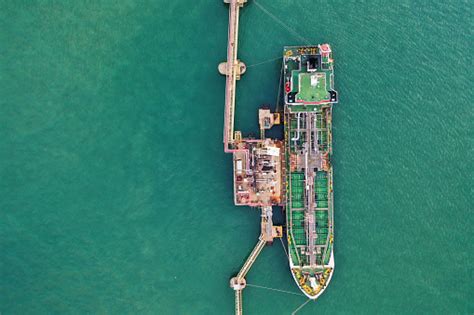 바다 항구에서 Lpg와 유조선을 나르는 선박의 공중 평면도 에너지 수출 및 운송을 위한 수입 사업 가솔린에 대한 스톡 사진 및 기타 이미지 Istock