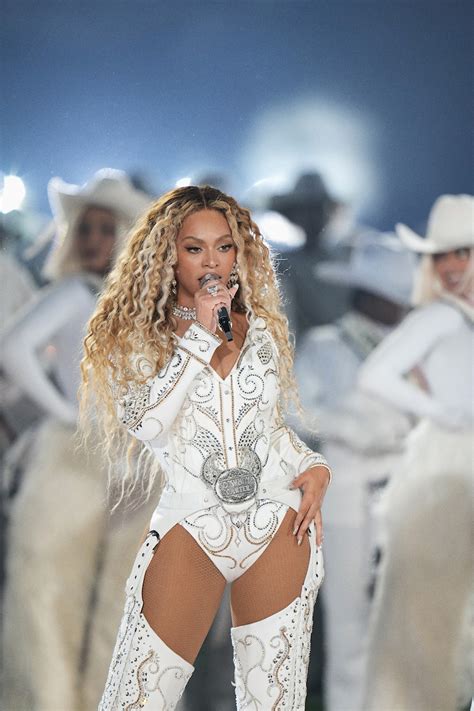 5 Moments That Made Beyoncés Nfl Halftime Show Unforgettable