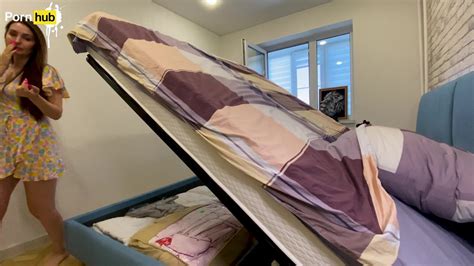 Cadeau Vaginal Du Destin Belle MÈre Coincée Sous Le Lit Vidéo De