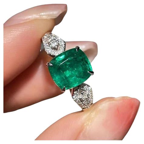2 Carat Natural Emerald Diamond Engagement Ring Set In 18k Gold