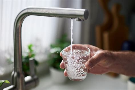 Fragen Rund Ums Wasser Den Hahn Aufdrehen Oder Die Flasche