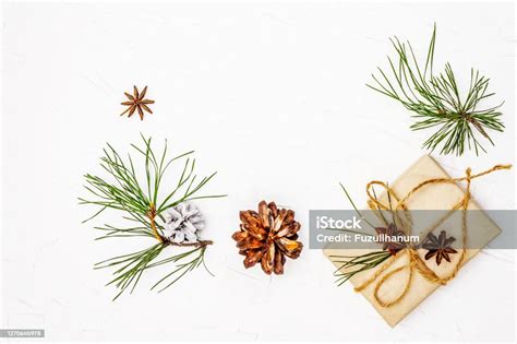 제로 폐기물 선물 개념 소나무 가지와 콘 스타 아니스와 빈티지 스레드에서 크리스마스 또는 새해 장식 플라스틱 재활용 가능 라이프스타일 0명에 대한 스톡 사진 및 기타 이미지