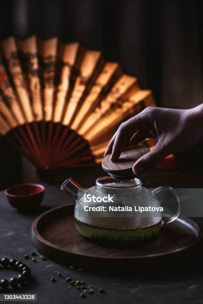 일본식의 정물 볶음밥과 함께 일본 녹차를 양조합니다 끓는 물이있는 주전자 투명한 주전자에서 겐마이차 양조 Genmaicha에 대한 스톡 사진 및 기타 이미지 Istock