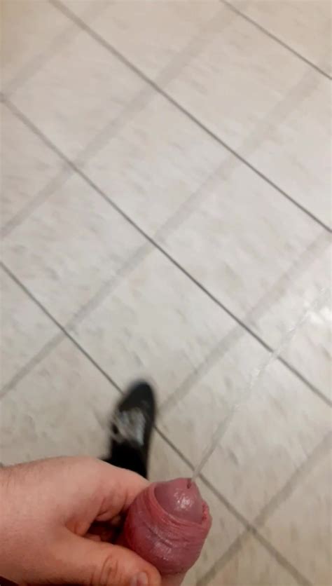 2x Piss Marking All Over Public Restroom And More