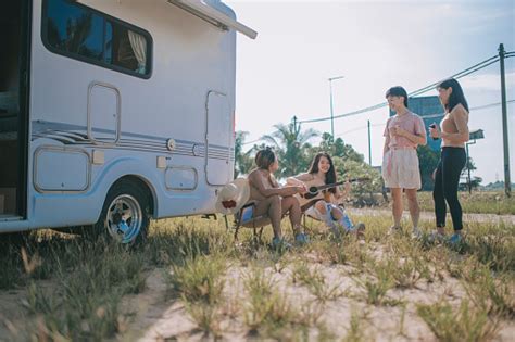 아시아 중국 레즈비언 커플과 친구들이 노래하고 모터 홈 옆에서 야외 캠핑을 즐기며 기타를 연주하는 춤을 추고 있습니다 20 29세에 대한 스톡 사진 및 기타 이미지 Istock