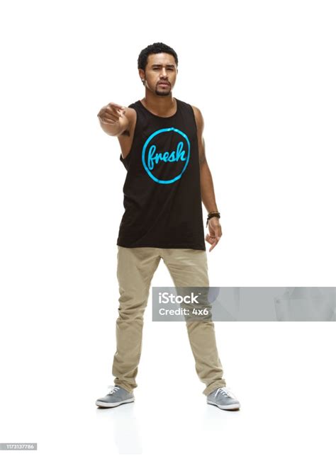 전체 길이 1 남자 만 정면 2029 세 성인 잘 생긴 사람 태평양 섬 민족 젊은 남자 남성 앞 흰색 배경 을 입고 청바지 카키 바지 심각 자신감 농도 가리키는 20 24