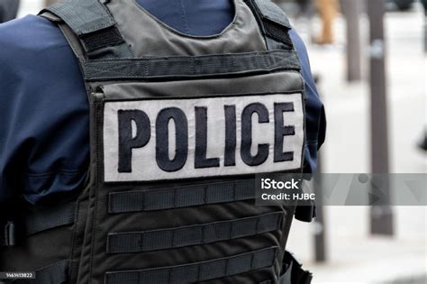 프랑스 경찰이 착용한 방탄 조끼 뒷면에 적힌 클로즈업 Police 마크 경찰관에 대한 스톡 사진 및 기타 이미지 경찰관 프랑스 프랑스 문화 Istock