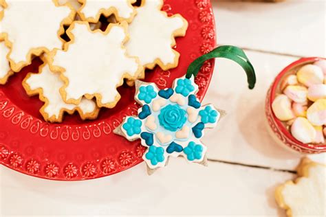 크리스마스 쿠키 눈송이와 골든 콘 모양입니다 핫 마쉬 멜 로우 캔디와 초콜릿 흰색 나무 배경입니다 상위 뷰 0명에 대한 스톡 사진 및 기타 이미지 Istock