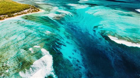The Stunning Optical Illusion Of Mauritius Underwater Waterfall