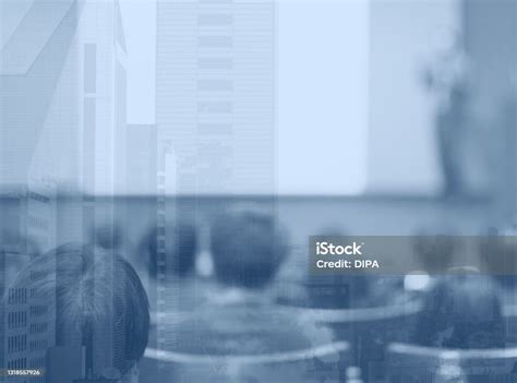 기업 비즈니스 컨퍼런스에서 강연을 하는 연사 프레젠테이션 화면 앞에서 발표자와 함께 홀에서 청중 기업 임원이 비즈니스 및 기업가