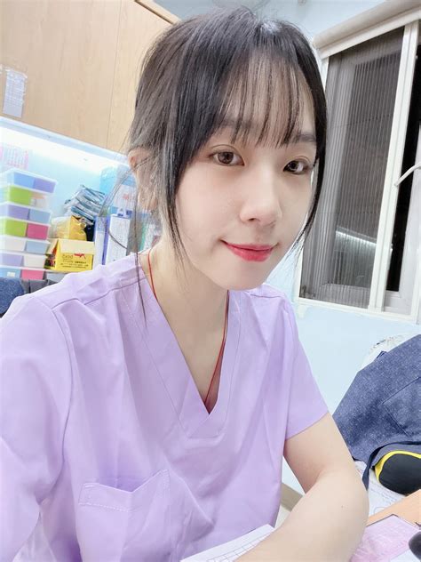 幫一位住民抽血，他血不好抽，我已經一針沒抽到 （全程台語） 住民：還要來第二針，那價憨慢，挖金價欸肉死 我：…？？？ 你齋你勒共蝦某😀