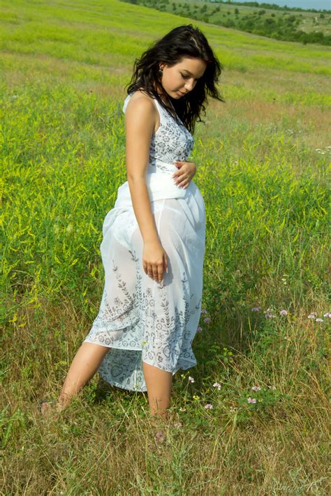 AMATEUR GIRL Stunning Cara Sun In The Field Cara Q