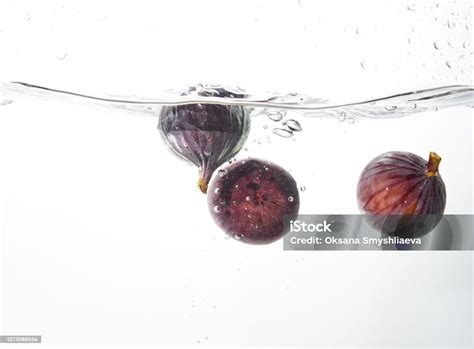 하얀 배경에 고립 된 맑은 물에 깊이 떨어지는 신선한 무화과 건강한 음식 다이어트 신선도 개념 공간을 복사합니다 개념에 대한