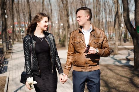 Retrato De Joven Pareja De Enamorados En Un Parque Foto Premium