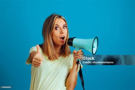 확성기를 들고 있는 행복한 여자가 엄지손가락을 치켜세우는 모습 발표 고객 참여에 대한 스톡 사진 및 기타 이미지 고객 참여 광고 광고모델 Istock