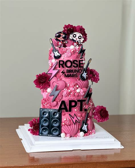 뵈르니 케이크 Ll 연예인케이크 돌케이크 성수케이크 디자인케이크 생화케이크 웨딩케이크 로제님에게 전달된 Cake💕 로제님처럼 귀엽구 깜찍하구💕 하나하나 정성이 안