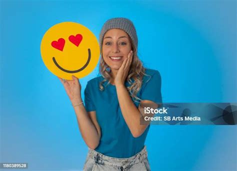 매력적인 젊은 여성은 하트 눈을 들고 또는 사랑에 얼굴 이모티콘 행복과 소셜 미디어에 공유 흥분 느낌 얼굴 표정 소셜 네트워크 알림 아이콘 및 기술 개념 Brand Name