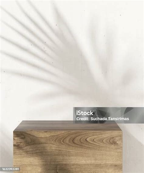 하얀 벽에 야자수 잎 그림자가 있는 햇빛에 아름다운 나뭇결이 있는 큐브 나무 테이블 연단 강단에 대한 스톡 사진 및 기타 이미지 강단 목재 재료 매장 상품진열