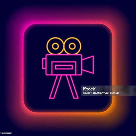 검은 배경에 고립 된 빛나는 네온 라인 복고풍 시네마 카메라 아이콘 비디오 카메라 영화 기호입니다 필름 프로젝터 다채로운 개요 개념 벡터 0명에 대한 스톡 벡터 아트 및