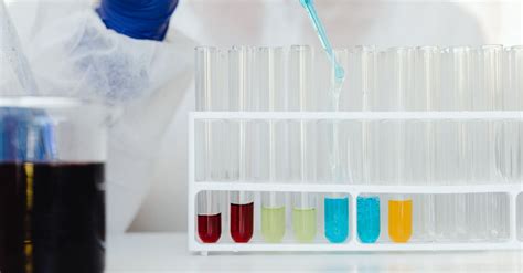 실내 객관적인 고립된 과학 과학 실험실 과학자 과학적 연구 다채로운 액체 멸균 환경 물질 믹싱 보호 장구 생화학 시험관 실험 실험실 실험실