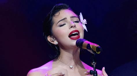 Ángela Aguilar Lució Como La Princesa Bella Con El Vestido Amarillo Que