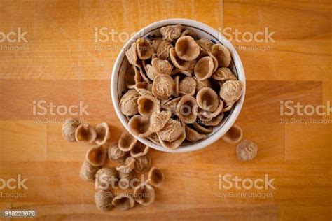 전형적인 풀리아 지역의 신선한 파스타 탄된 밀 밀기 울으로 만든 Orecchietta 라는 건강한 생활방식에 대한 스톡 사진 및 기타 이미지 건강한 생활방식 건강한