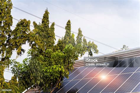 지붕에 태양광 패널 태양 전지판의 지붕 햇빛이 비치는 옥상의 태양 전지판 의 모습 제어판에 대한 스톡 사진 및 기타 이미지 Istock