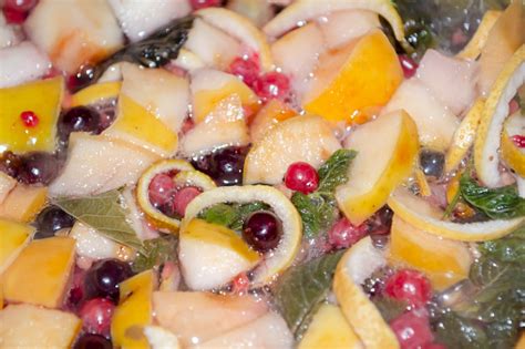 건포도 열매 사과 및 민트 잎은 설탕에 절인 과일입니다 과일 열매 및 녹색 잎에서 설탕에 절인 과일의 준비 유용한 설탕에 절인 과일 0명에 대한 스톡 사진 및 기타 이미지