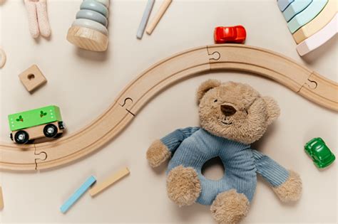 파스텔 종이에 나무 어린이 장난감 교육 장난감 블록 피라미드 연필 곰 토끼 기차 유치원 유치원 또는 탁아소용 장난감 텍스트 공간을 복사합니다 상의 View 0명에 대한 스톡