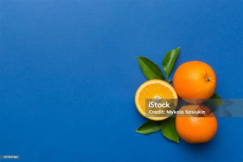 컬러 배경에 신선한 과일 오렌지 슬라이스 맨 위 보기입니다 공간을 복사합니다 창조적 인 여름 개념 복사 공간이있는 최소한의