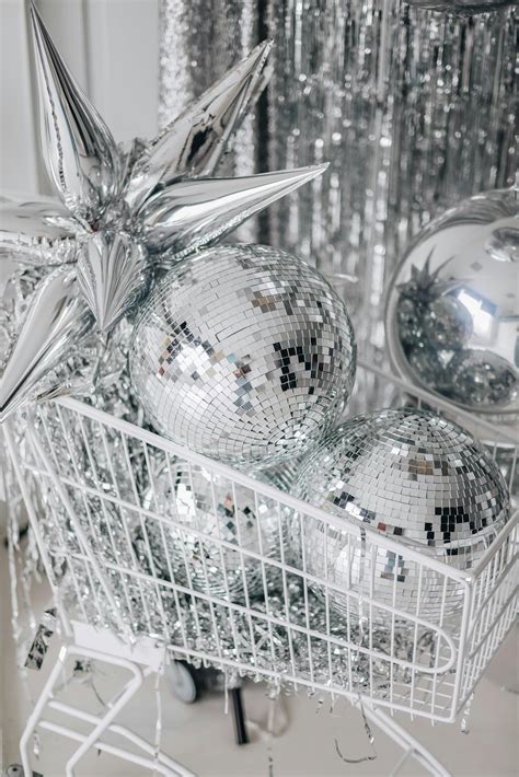 90 년대 가벼운 거울 표면 구체 기하학적 눈부신 대조 댄스 플로어 라이트 패턴 레트로 매혹적인 무도회 반사 반사된 반짝반짝 빛나는 밤문화 불이