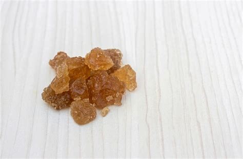 팜 설탕 또는 탈 Mishri는 복사 공간이 있는 흰색 나무 배경에 격리되어 있으며 바위 설탕 또는 팜 캔디라고도 합니다 0명에 대한 스톡 사진 및 기타 이미지 Istock