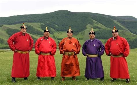 Үүрцайх Монгол төрийн наадмын дэвжээнээс хоёр дархан аварга гурван улсын аварга цолтон