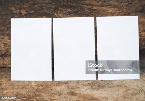 포스터 모형 종이 백서 빈 초상화 용지 A4 나무에 고립 된 브로셔 잡지 배너 제품 비즈니스 텍스처 배경을 사용할 수 있습니다 0명에 대한 스톡 사진 및 기타 이미지