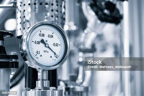 산업 개념 밸브 튜브 압력 게이지 온도계 보일러 하우스의 장비 보일러 룸에서 기마계 파이프 유량계 물 펌프 및 난방 시스템의 밸브를 닫습니다 계기판 측정기에 대한 스톡 사진