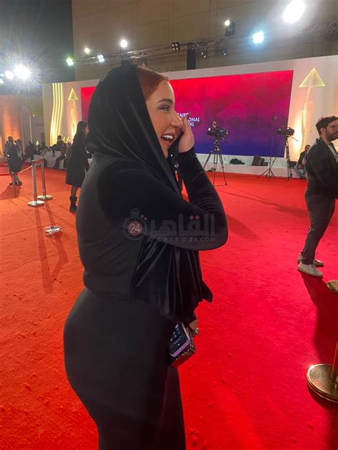 بطرحة على رأسها أسما شريف منير تلفت الأنظار بمهرجان القاهرة السينمائي
