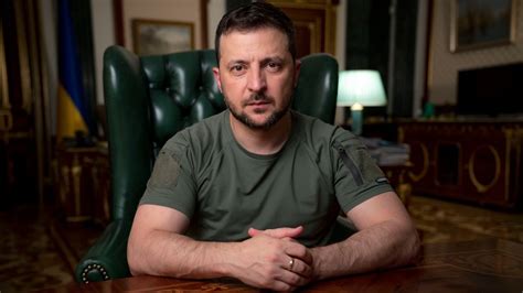 Український прапор буде в усіх наших містах і селах Звернення Президента 18 07 2022 жестова