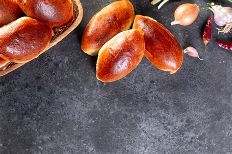 충전이 있는 전통적인 수제 파이 양배추와 파이 러시아어 피로슈키 텍스트에 대 한 배치 공간을 복사합니다 양배추에 대한 스톡 사진