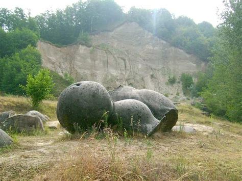 Trovanti Kamenje Koje Raste Zmaichek