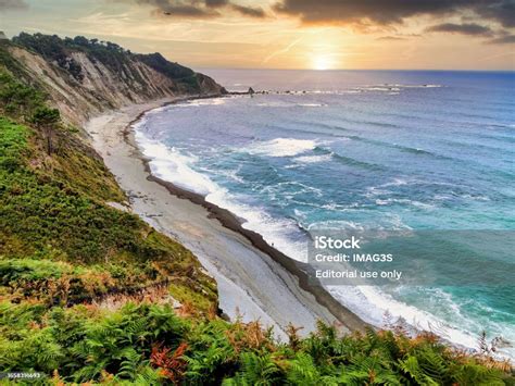 La Vallina Beach At Sunrse Ovinana Cudillero Asturias Spanyol Foto Stok