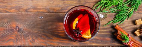 멀드 레드 와인 또는 과일 차 유리 겨울 음료 뜨거운 주스 제공 크기 향신료 음료 새해와 크리스마스 자연 부분 상단 보기 복사