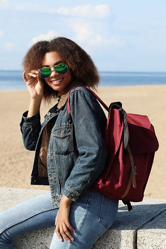 선글라스를 쓰고 야외에서 포즈를 취하고 캐주얼한 옷을 입고 짧은 볼륨감 있는 머리를 한 젊은 아프리카계 미국인 소녀 20 24세에 대한 스톡 사진 및 기타 이미지 Istock